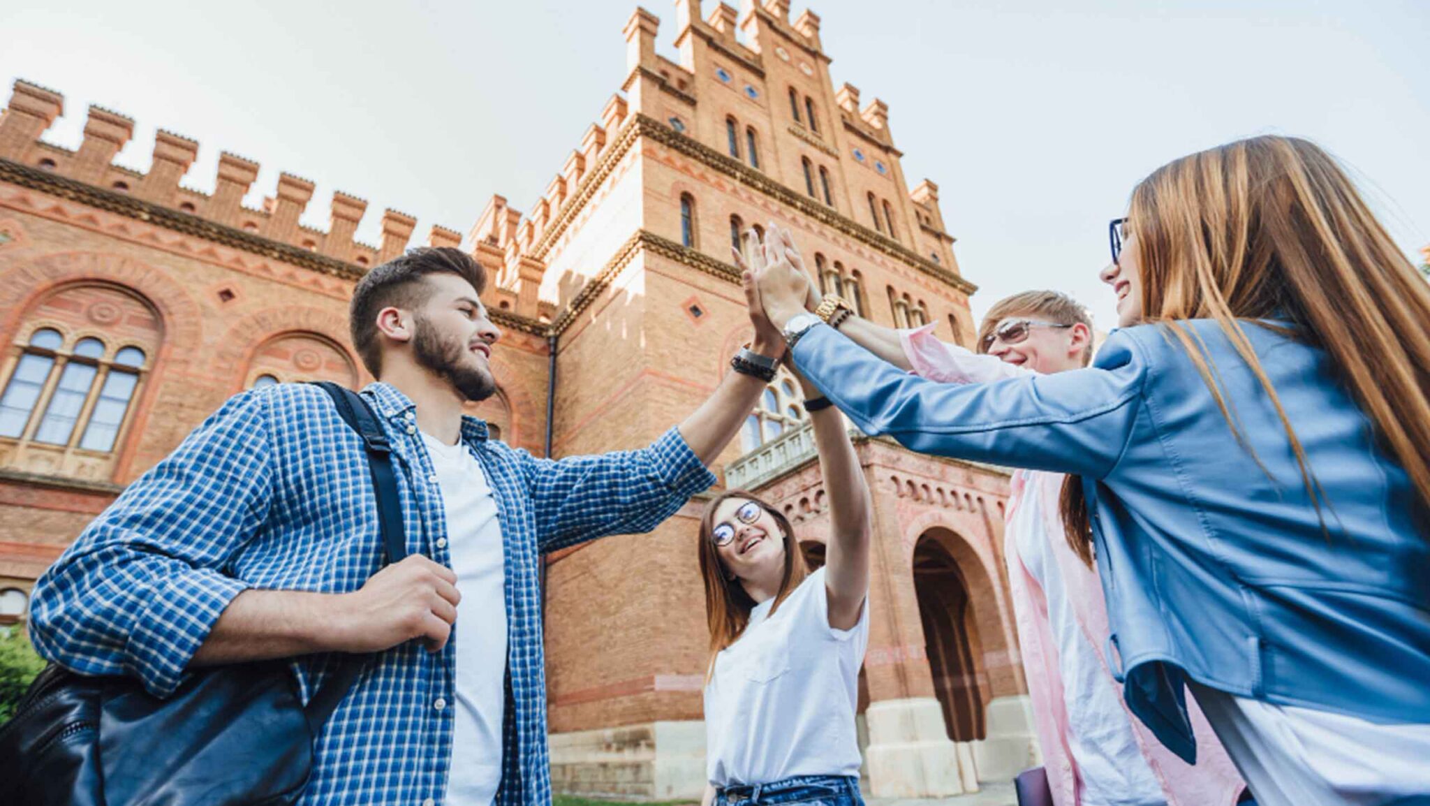 The Pros & Cons Of Medium Colleges Students Should Know